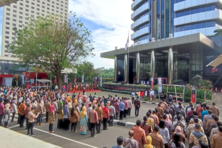 Peringti Hari Sumpah Pemuda, Ratusan Pegawai KPK Upacara Pakai Baju ... Peringti Hari Sumpah Pemuda, Ratusan Pegawai KPK Upacara Pakai Baju ...