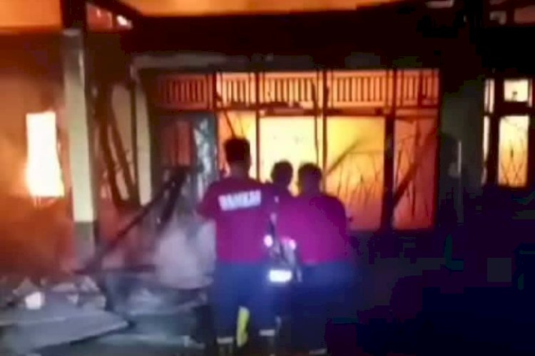 Rumah Terbakar, Dansat Brimob Polda Sumsel Kombes Donyar Kusumadji ... Rumah Terbakar, Dansat Brimob Polda Sumsel Kombes Donyar Kusumadji ...