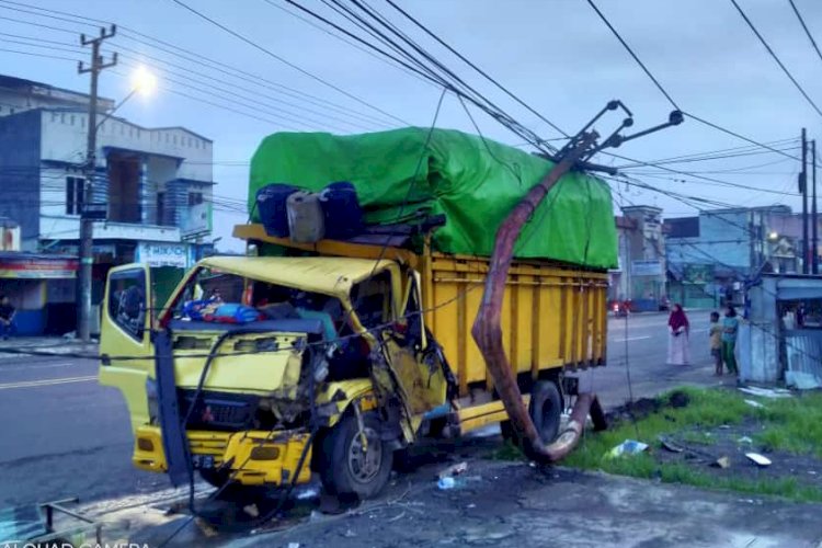 Mobil Truk Tabrak Tiang Listrik, Tiga Daerah di Lubuklinggau Padam 5 ... Mobil Truk Tabrak Tiang Listrik, Tiga Daerah di Lubuklinggau Padam 5 ...